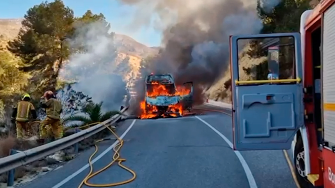 Minibús arde plena ruta en Alicante: pasajeros y conductor ilesos